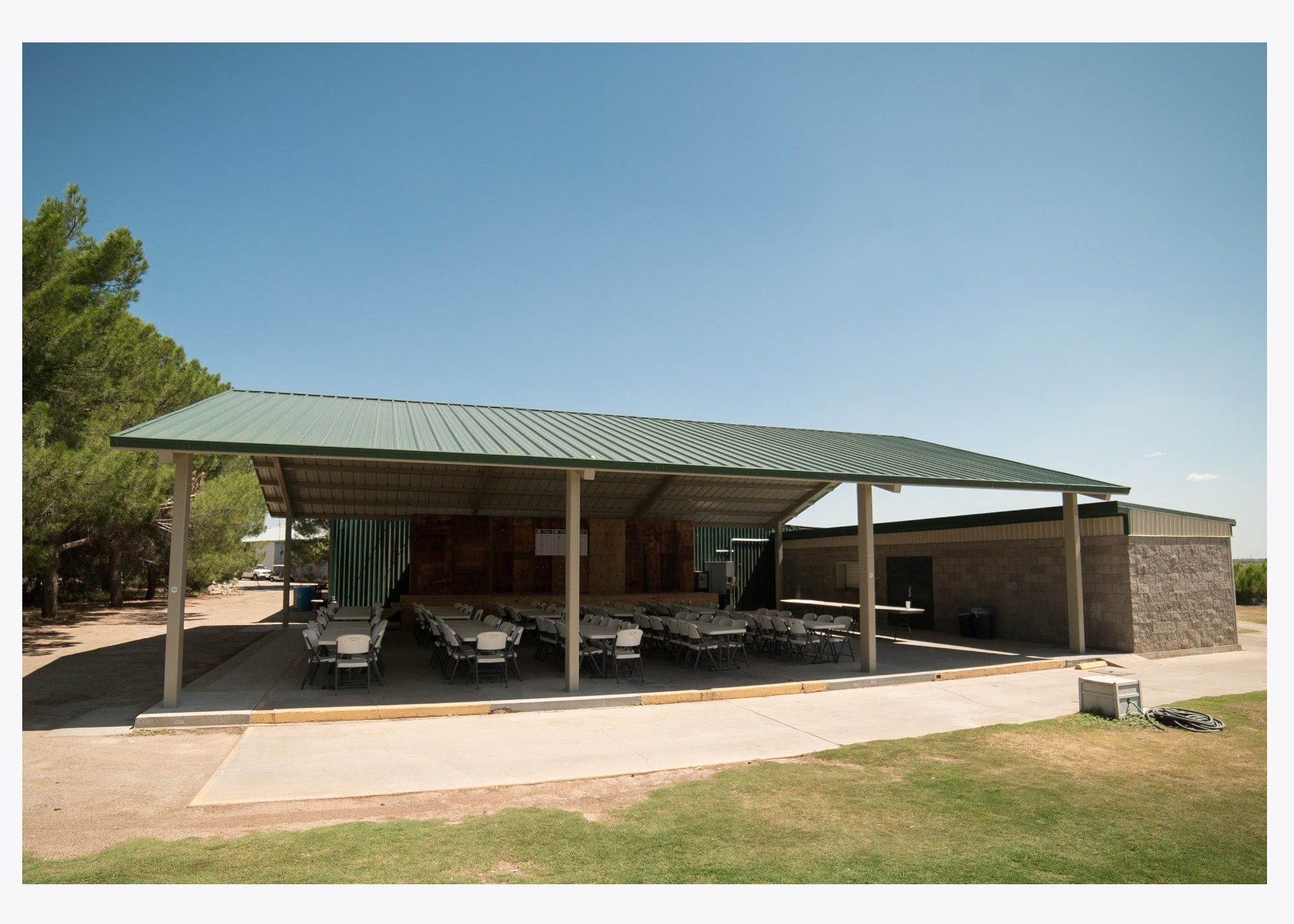 Gable End Metal Shade Shelter – Furniture Leisure